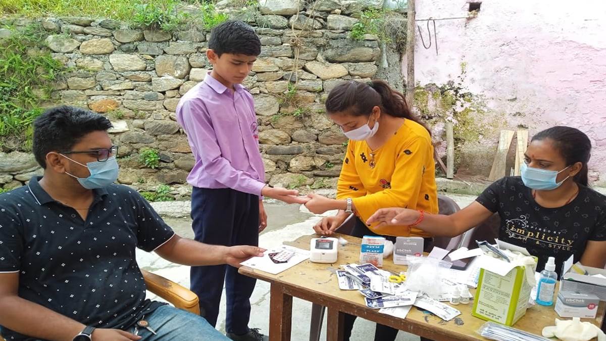 वायरल फीवर से संक्रमित हुए स्कूली बच्चे - school children infected with ...