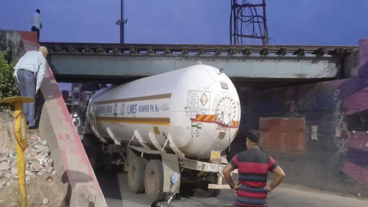 टला बड़ा हादसा, रेलवे डाट पुल से टकराया गैस टैंकर, आने वाली थी लिच्छवी ...