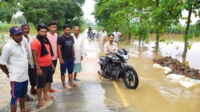 पहाड़ों पर भारी बरसात से उफान पर नकटी नदी गांव में घुसा पानी - Heavy ...