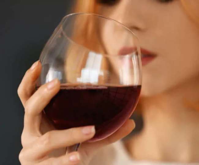 मेरठ पति को पैग लगाता देख बीवी ने भी चुपके से गटक ली शराब होश में आते ...