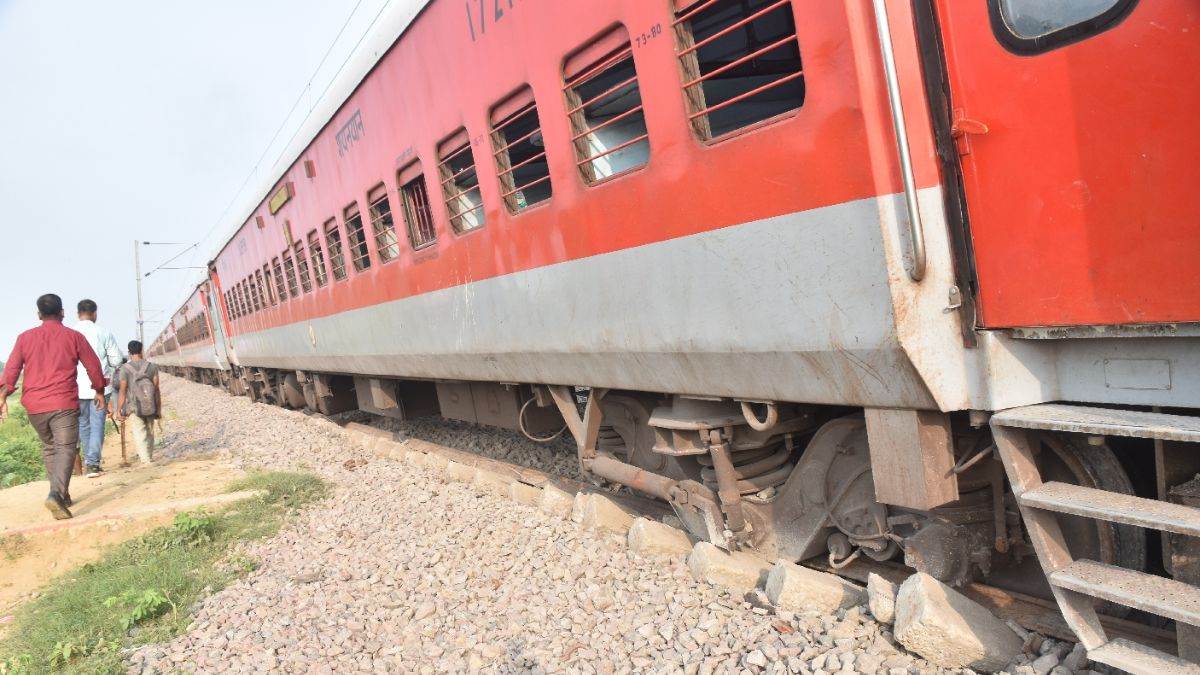 Sabarmati Express Derailment: साबरमती बेपटरी होने पर षड्यंत्र के दावे ...