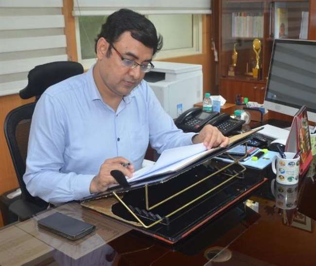 कृष्ण कुमार यादव ने वाराणसी परिक्षेत्र के पोस्टमास्टर जनरल का संभाला ...