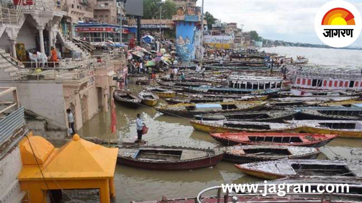 Flood In Ganga : वाराणसी में पांच सेंटीमीटर प्रति घंटा की गति से बढ़ ...
