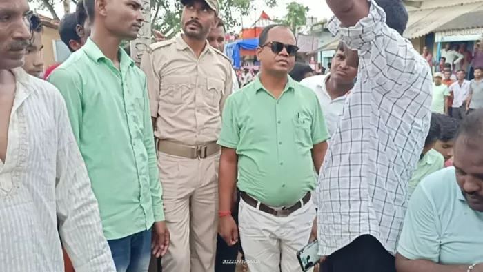 Garhwa News: झारखंड के गढ़वा में पब्लिक ने सीओ, थानेदार और सीआइ को ...
