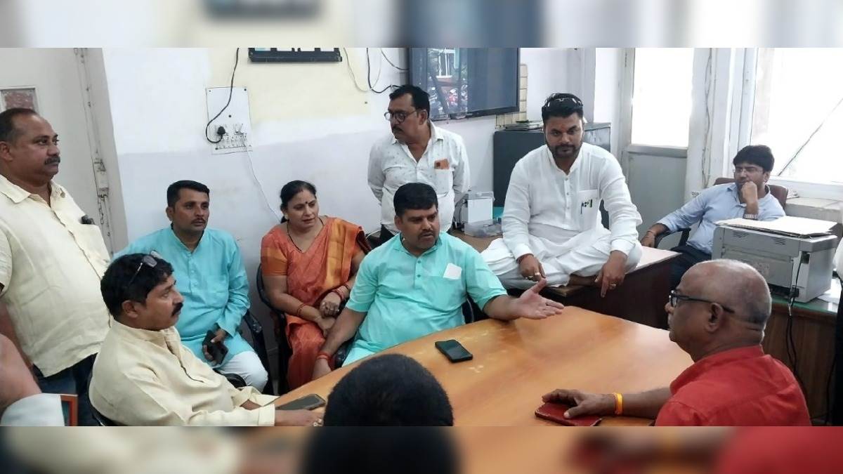 पार्षदों को जूठा पानी और थूककर देता था खाना, Kanpur Nagar Nigam में ...