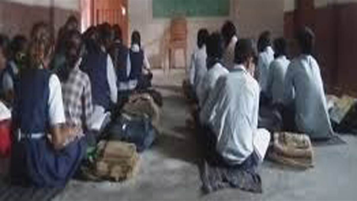 pakur news प्रधान शिक्षिका की लापरवाही से फेल हुए 108 बच्चे, बीईईओ ने ...