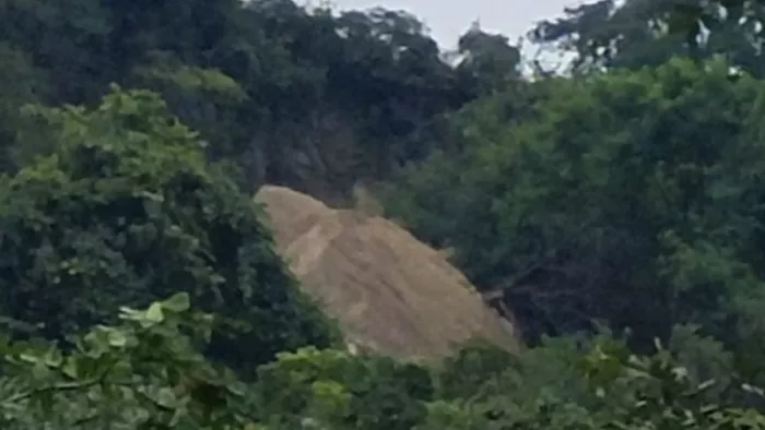 बिलासपुर में पहाड़ी पर अटकी 15 टन वजनी चट्टान, जरा-सी खिसकी तो कई लोगों ...