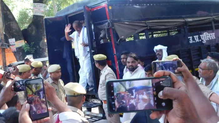 यूपी में विधायक का ‘ड्रामेटिक’ सरेंडर, पत्नी चल रही फरार और जेल में है ...