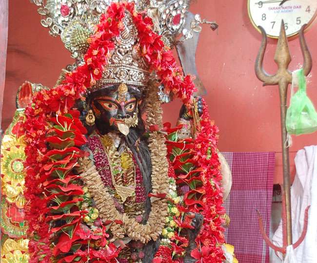 यहां 10 फीट नीचे धंसी शिलाखंड पर विराजमान हैं मां काली, लेकिन मंदिर में ...