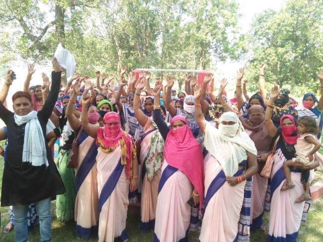 पीएचसी प्रभारी व बीएमसी के खिलाफ खोला मोर्चा प्रदर्शन - Protests opened ...