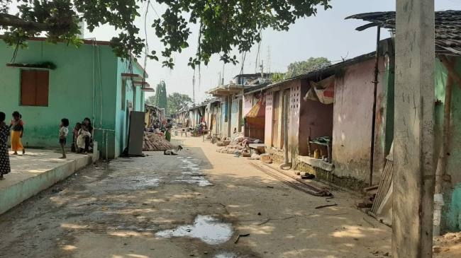 छत मिली पर नहीं मिला बिजली-पानी - electricity and water suply not ...