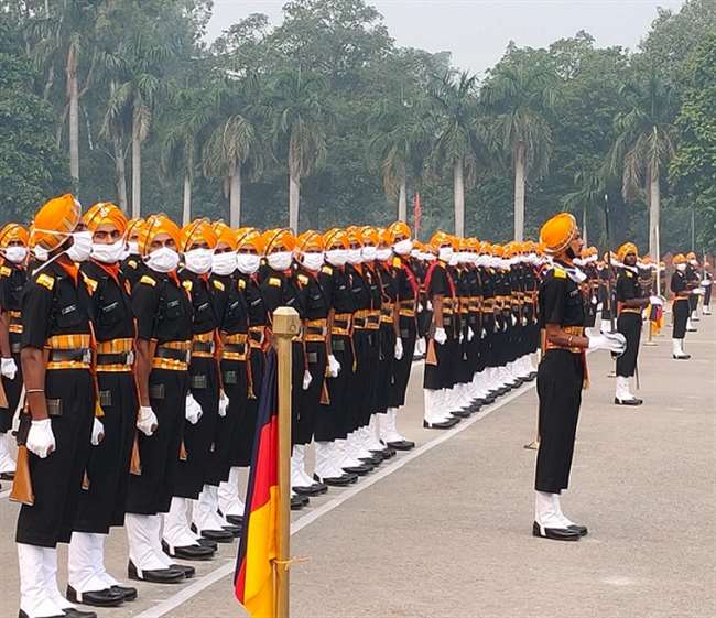 सिख लाइट इन्फेंट्री रेजिमेंटल सेंटर में मास्क पहनकर निकली सैनिकों की ...