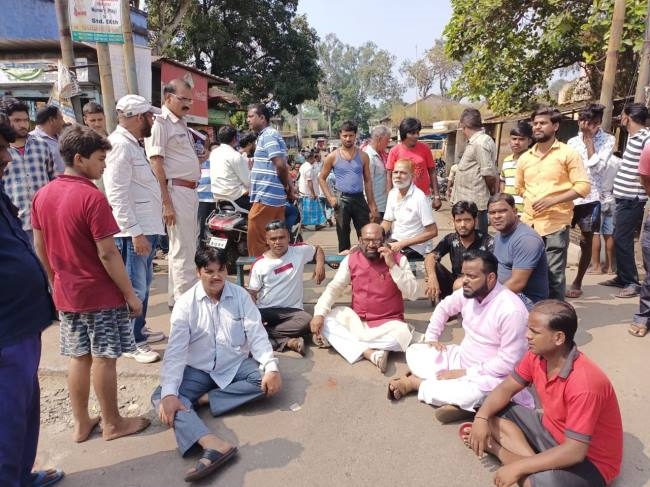 पुटकी में राजद नेता व मुर्गा कारोबारी के बीच भिड़ंत रोड जाम