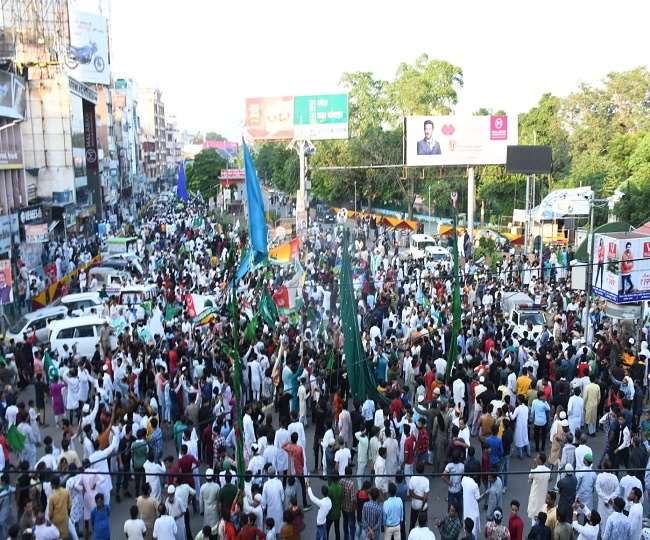 Eid Milad-un-Nabi 2021 : प्रतिबंध के बावजूद कानपुर में रूट बदलकर निकला ...