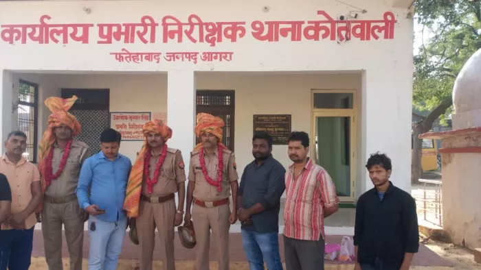 Agra News: पुलिस बनी देवदूत, जलते सिलेंडर को घर से निकाल बचाई परिवार की ...