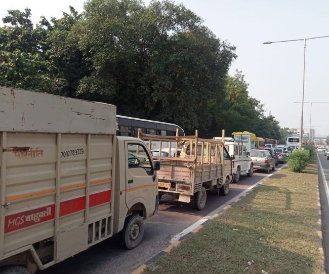 Lucknow: थाने के पास कार सवार ने डंपर चालक को लाठी से पीटा, 20 म‍िनट ...