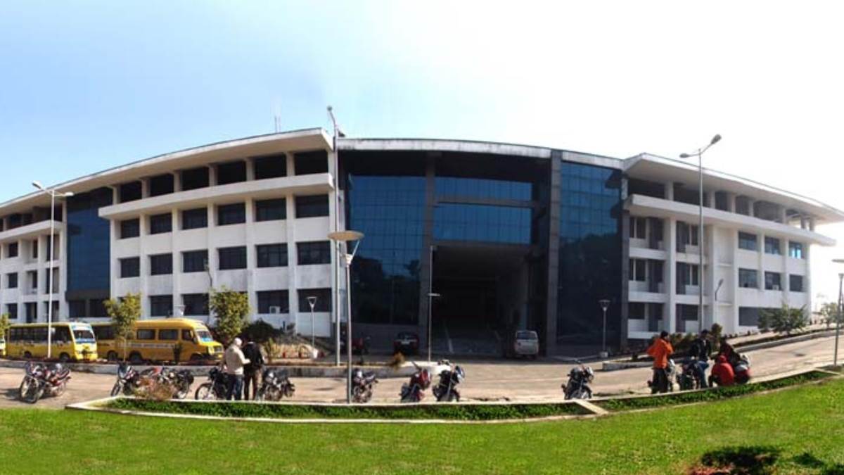 क्या हिमाचल की इंडस यूनिवर्सिटी पर लग जाएगा ताला? शिक्षा सचिव को लिखा ...