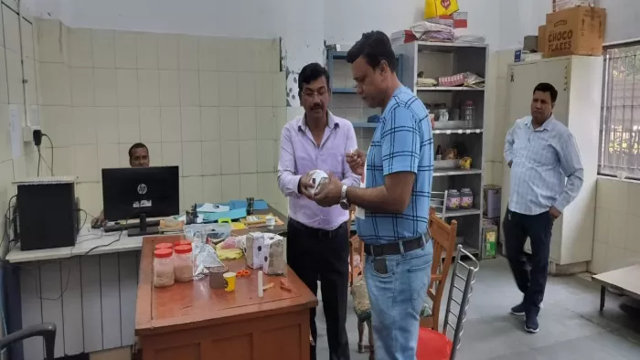 IIT Roorkee की मेस के खाने में जिंदा चूहे मिलने का मामला, हरकत में ...