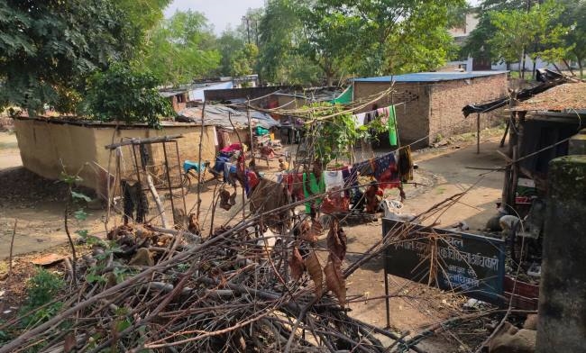 अवैध कब्जा हटवाने को चक्कर काट रहीं होम्यौपैथिक अधिकारी - to remove ...