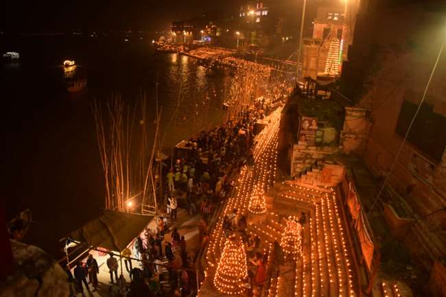 Varanasi Dev Deepawali : वाराणसी में देव दीपावली पर मां गंगा ने पहना ...