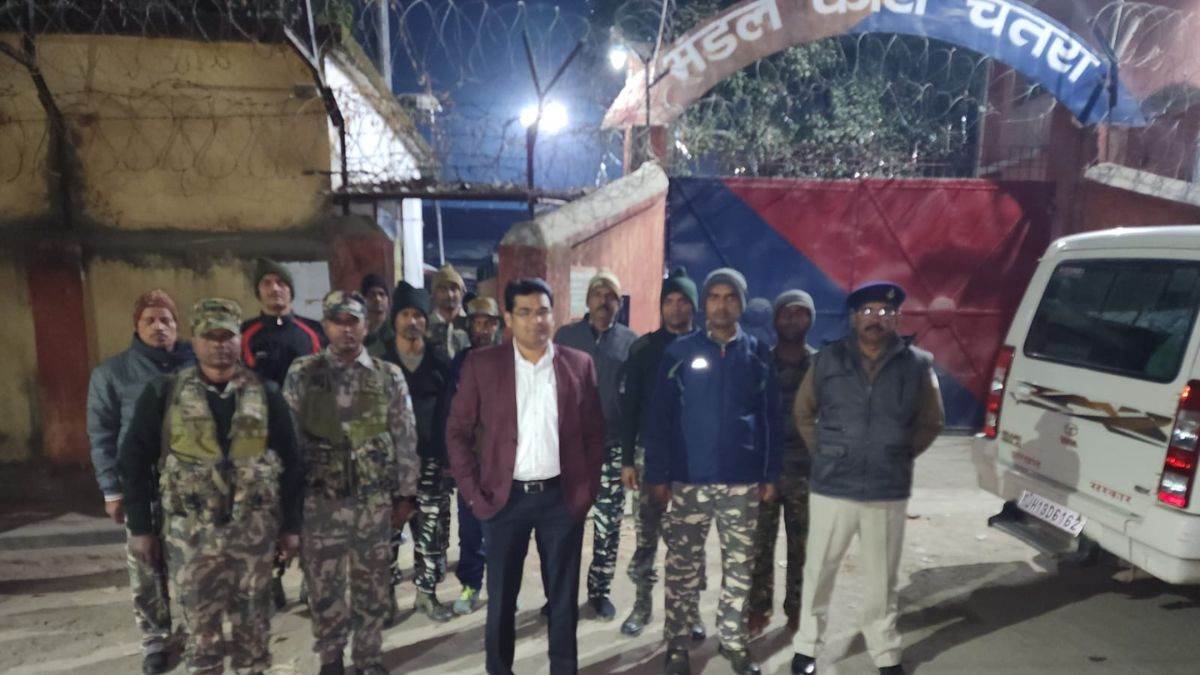 Chatra News: चतरा के मंडल कारा में आधी रात को छापेमारी, बंदियों में मचा ...