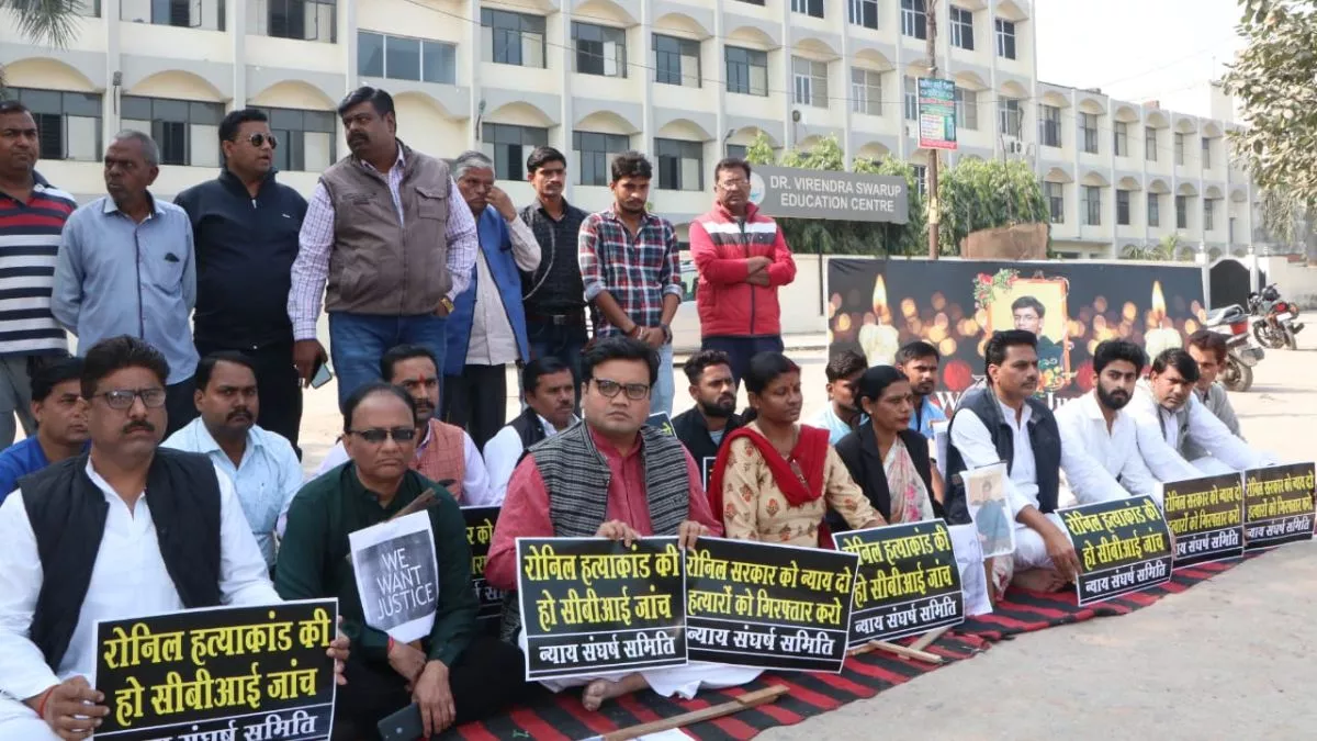 Kanpur Ronil Murder Case: स्कूल गेट पर मां-पिता संग धरने पर बैठे इलाकाई ...