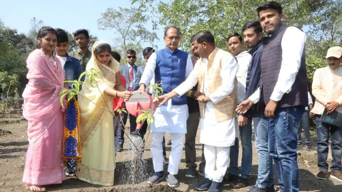 CM शिवराज चौहान 21 माह से कर रहे प्रतिदिन पौधरोपण, स्मार्ट सिटी उद्यान ...