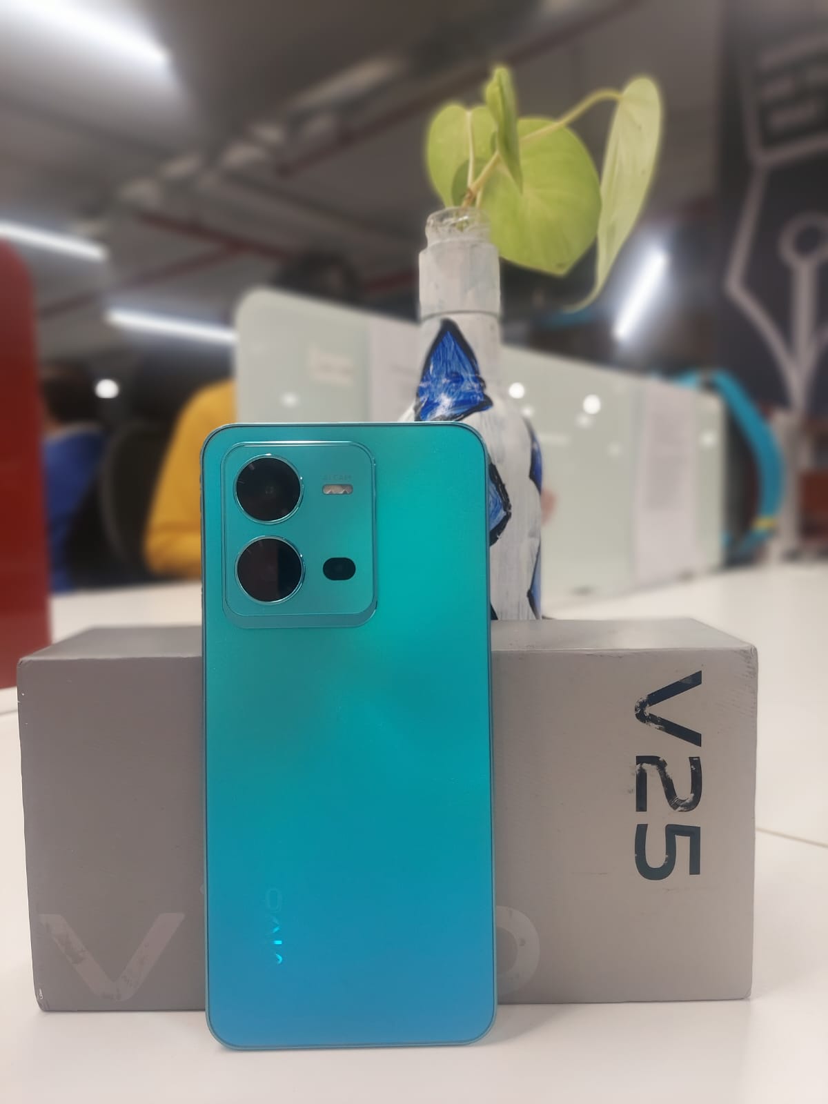 Vivo V25 Review: यूनिक डिजाइन, एडवांस कैमरा फीचर्स और शानदार बैटरी लाइफ ...