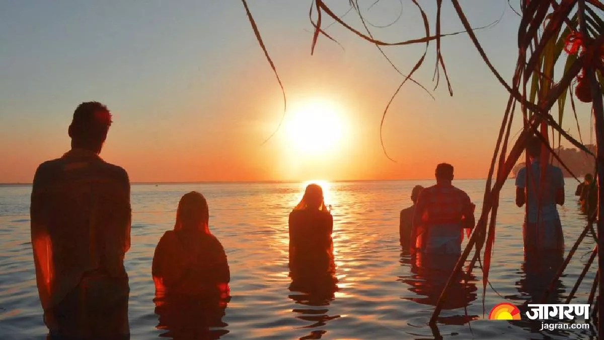 Chhath Puja Sandhya Arghya: छठ पूजा के घाटों पर उमड़ी आस्था, व्रतियों ...