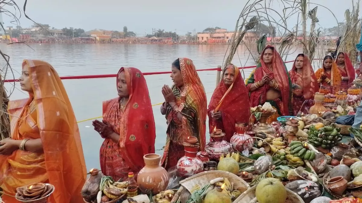Bihar News: मधुबनी में छठ घाटों पर उमड़ा आस्था का सैलाब, डूबते सूर्य को ...