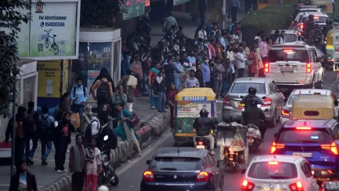 DTC Bus Strike: मेट्रो में भीड़... यात्री परेशान, डीटीसी कर्मियों की ...