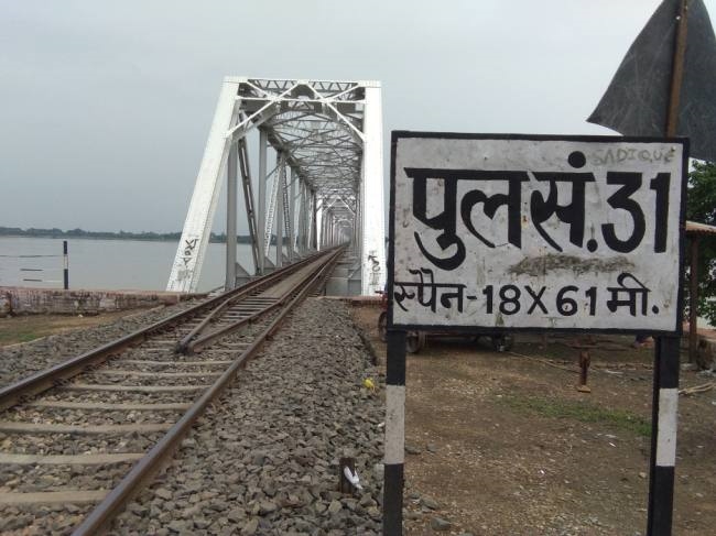 अंग्रेजों के समय बने रेल पुल को टक्कर देगा घाघरा पर बन रहा नया पुल ...