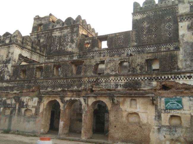 स्वर्णिम इतिहास को यादों में समेटे अपने वर्तमान की हालत पर क्यों रो रहा ...