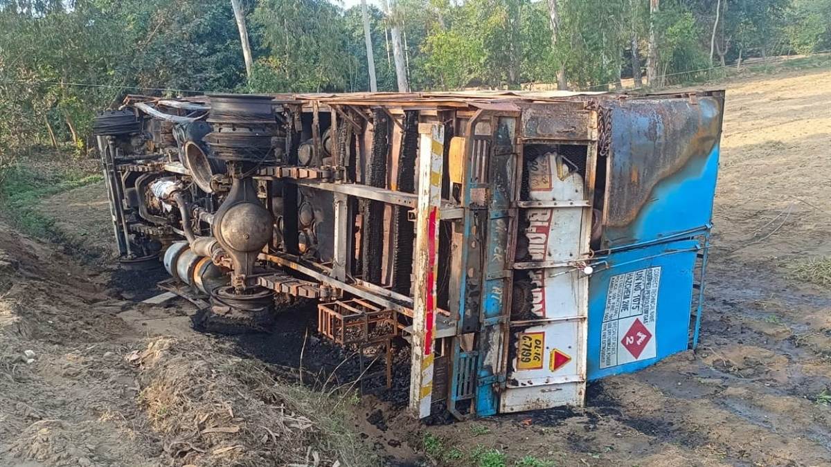 Amroha News विद्युत पोल से टकराया गैस सिलेंडर से भरा ट्रक आग लगने के ...