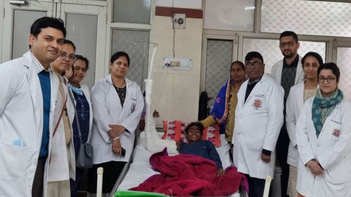 Lucknow: कट गया था पूरा हाथ, प्रत्यारोपण से केजीएमयू के चिकित्सकों ने ...