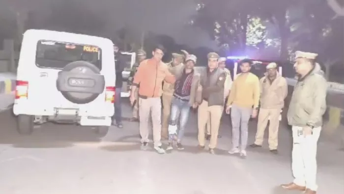 Noida Encounter: पुलिस मुठभेड़ में मोबाइल स्नैचर दबोचा, कब्जे से चोरी का सामान सहित बाइक और ...