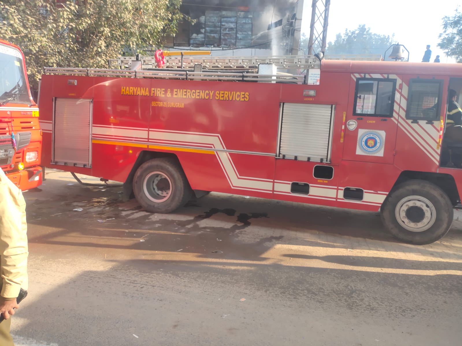 Gurugram Fire: बादशाहपुर के विशाल मेगा मार्ट में लगी भीषण आग, एक मंजिल ...