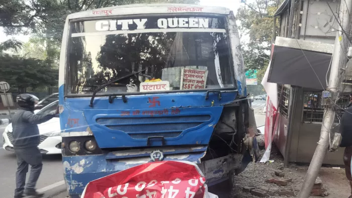 Dehradun City Bus Accident : देहरादून में सिटी बस हादसे की शिकार, मच गई ...