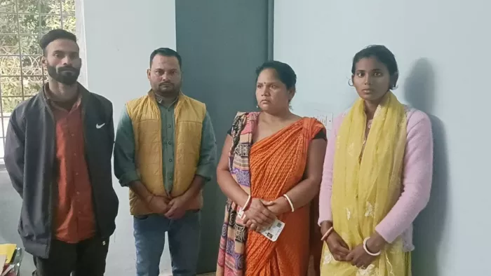 Jamui News: 'अरे पकड़ो मारो, इधर से पकड़ो', पूर्वा एक्सप्रेस से उतरते ही प्रेमी युगल पर टूट पड़े ...