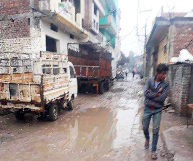 सात साल से नहीं बनी दो वार्डों में फंसी आजाद नगर की सड़क, लोगों का ...