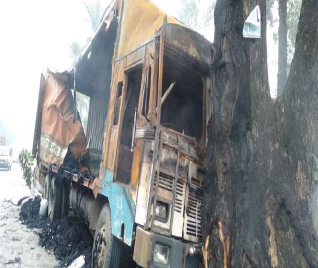 नेशनल हाईवे पर पेड़ से टकराने के बाद कंटेनर में लगी आग Rampur News ...