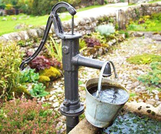 कैमूर के जिला पदाधिकारी के निर्देश पर प्रखंड क्षेत्र में चापाकल का किया ...