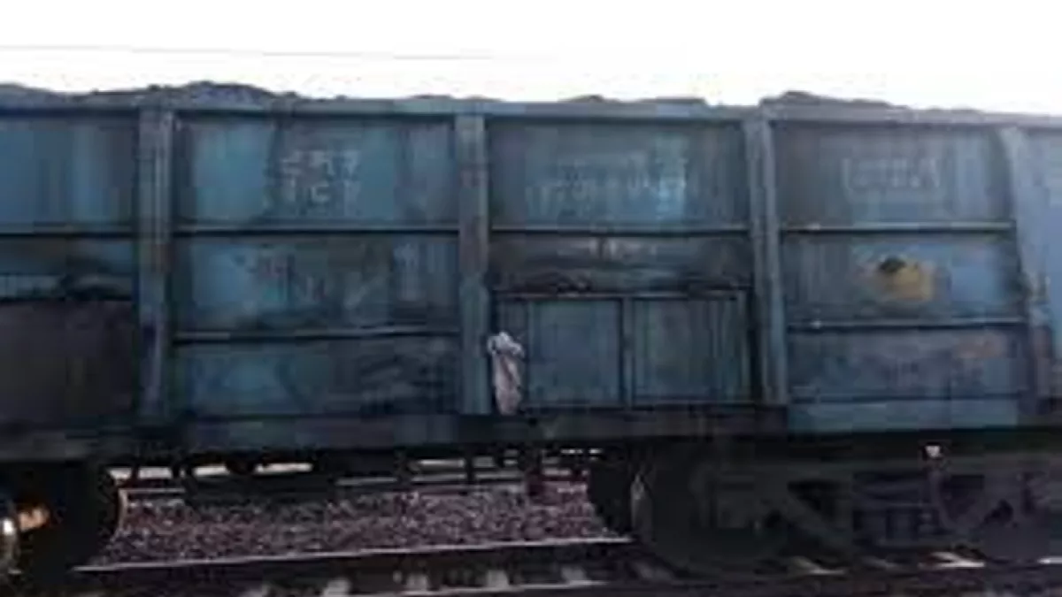 Mahuda: मालगाड़ी के वैगन में कोयले से निकली आग की लपटें, रेलवे स्‍टेशन ...