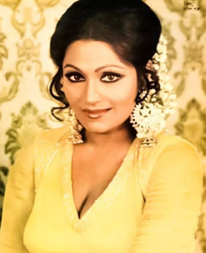 बॉलीवुड की 'मोना डार्लिंग' के लिए खून से लव लेटर लिखते थे दीवाने, मगर ...