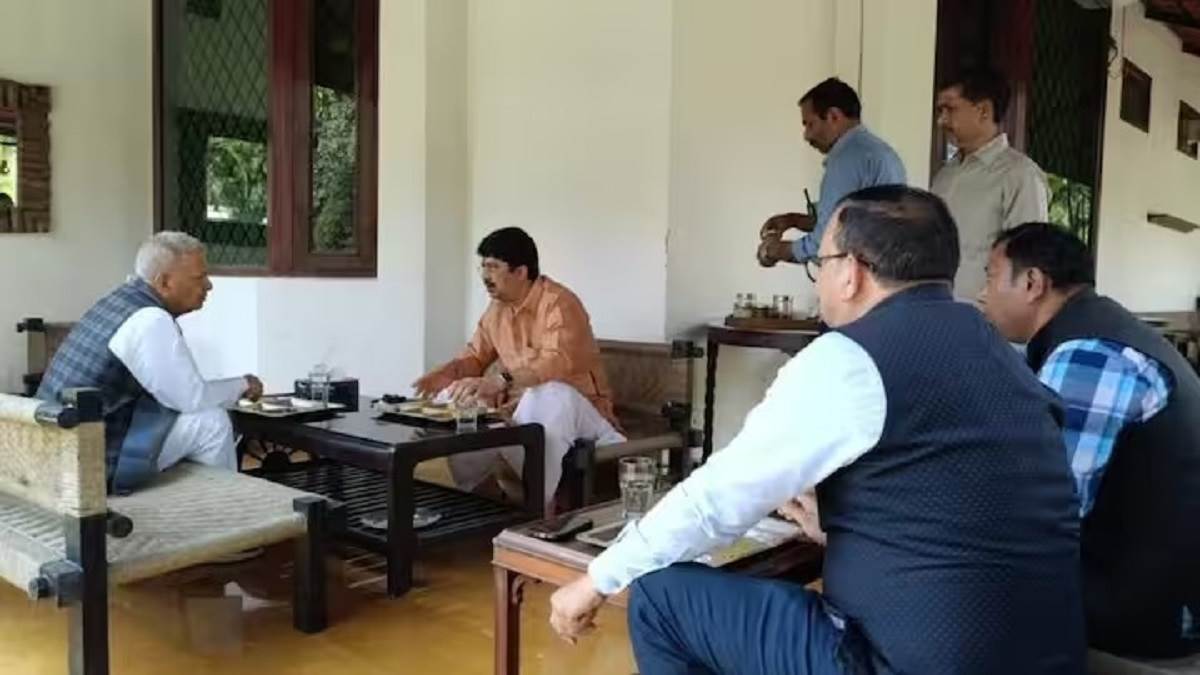 राजा भैया के साथ नजर आए अखिलेश के 'दूत', UP की सियासत में नए गठबंधन की ...