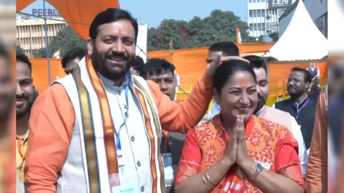 VIDEO: 'हरियाणा की बेटी हूं...', नायब सैनी के कान में और क्या बोलीं ...