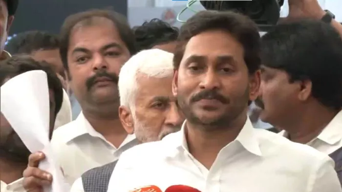 आंध्र प्रदेश में पूर्व सीएम वाई एस जगन रेड्डी सहित 8 लागों पर केस दर्ज ...