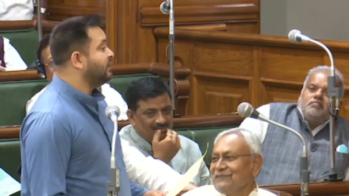 न इनको प्रधानमंत्री बनना है और न हमको मुख्यमंत्री...नीतीश की ओर देखकर ... न इनको प्रधानमंत्री बनना है और न हमको मुख्यमंत्री...नीतीश की ओर देखकर ...