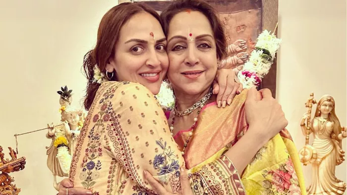 तलाक के बाद Esha Deol को मां Hema Malini से 'रोमांस' को लेकर मिली ये ... तलाक के बाद Esha Deol को मां Hema Malini से 'रोमांस' को लेकर मिली ये ...