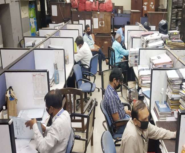 Bihar Lockdown Update: बिहार में सरकारी कार्यालय खुल गए, सोशल डिस्‍टेंसिंग का पालन करते दिखे ...